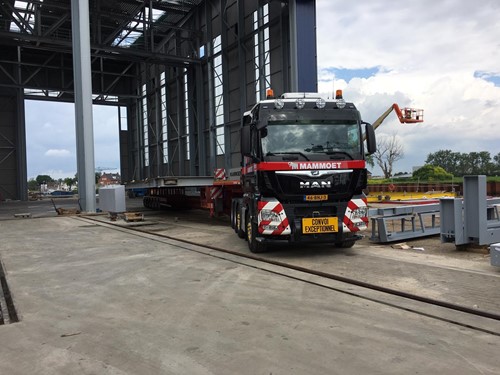 Mammoet MAN TGX XLX 8x4 with MANOOVR 6 axle trailer | Mammoet collectible