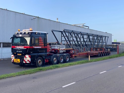 Mammoet MAN TGX XLX 8x4 with MANOOVR 6 axle trailer | Mammoet collectible